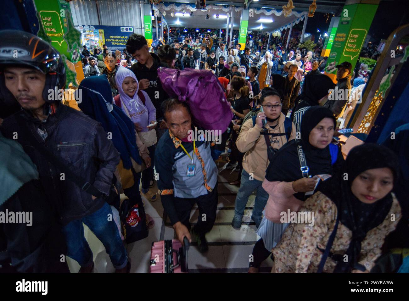 HOMECOMING SEASON IN BANDUNG Passengers queue for boarding passes at ...
