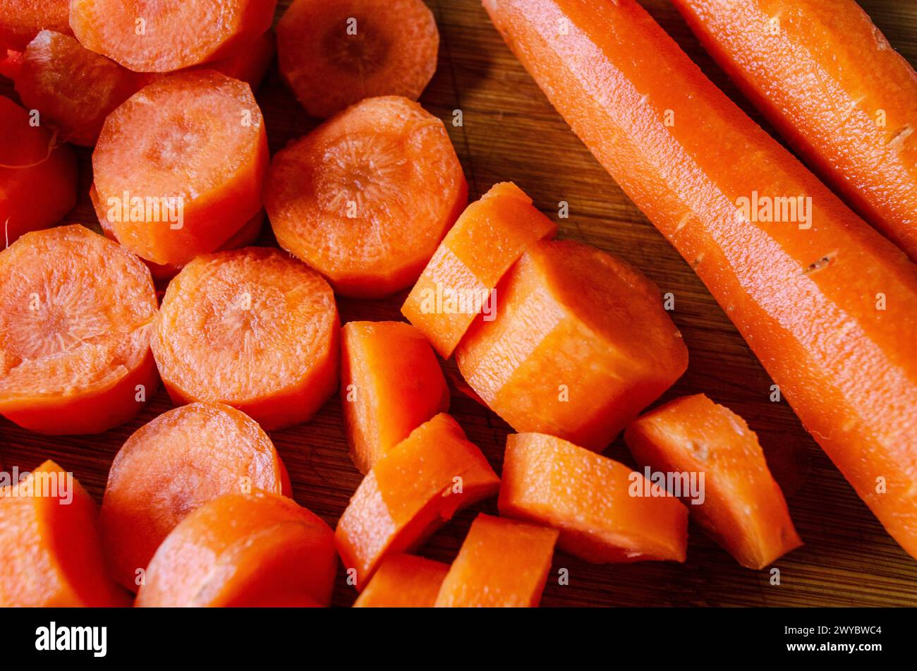Whole and chopped carrots on chopping board hi-res stock photography and images - Alamy