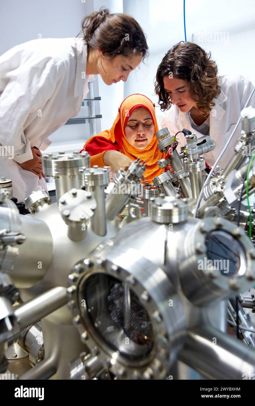 Scanning tunneling microscope (STM) in ultra-high vacuum (UHV), Nanophysics laboratory ...