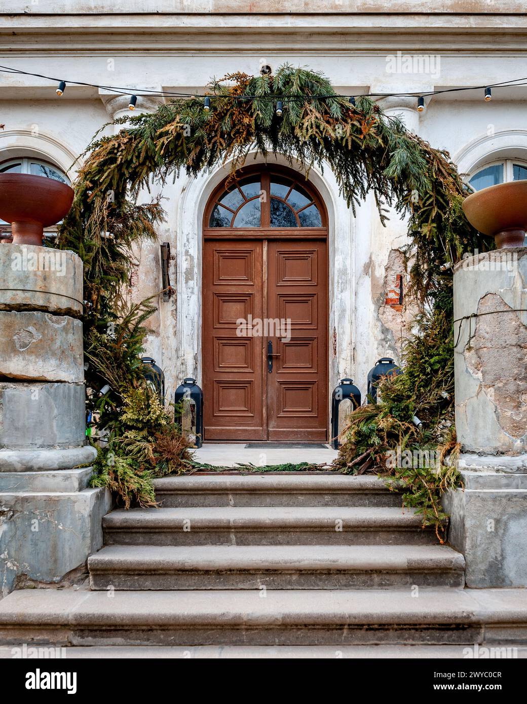Old manor door of a stone house hi-res stock photography and images - Alamy