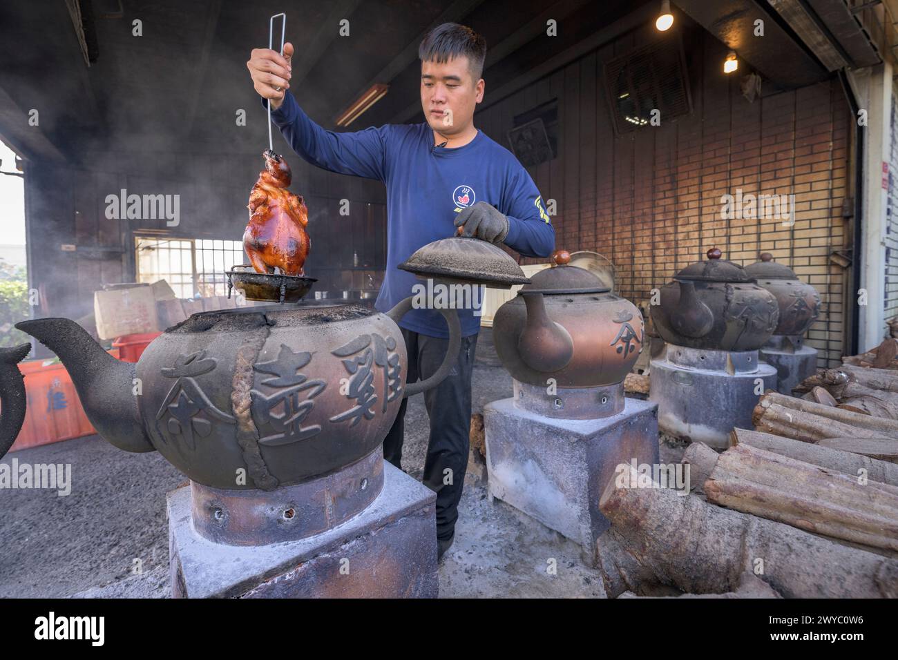 Clay cooking pots hi-res stock photography and images - Alamy