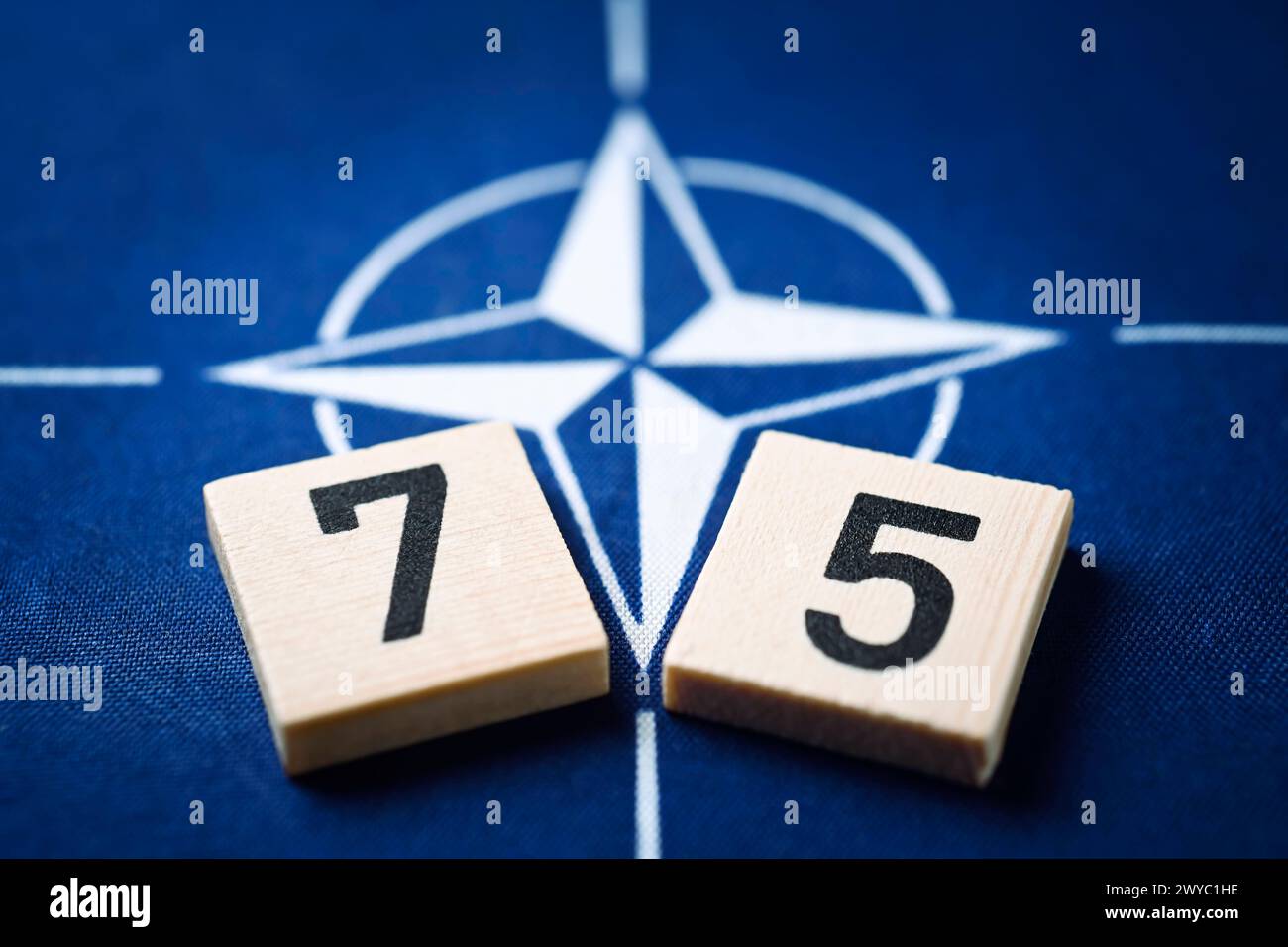 NATO-Fahne mit der Zahl 75, Symbolfoto Gründung der NATO vor 75 Jahren ...