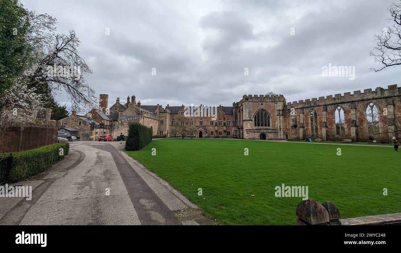Views of the Bishops palace at Wells, somerset Stock Photo - Alamy