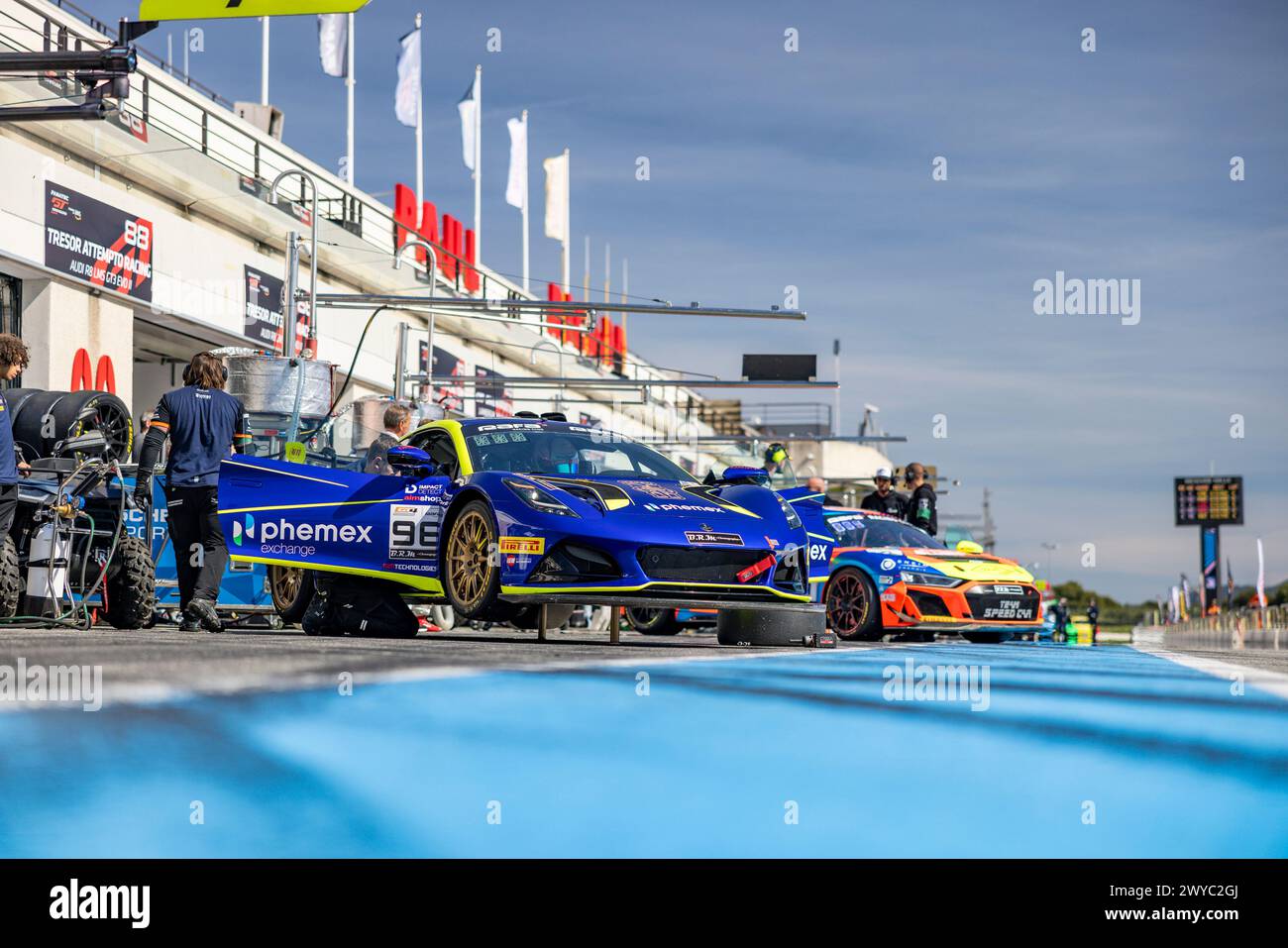 Lotus emira gt4 hi-res stock photography and images - Alamy