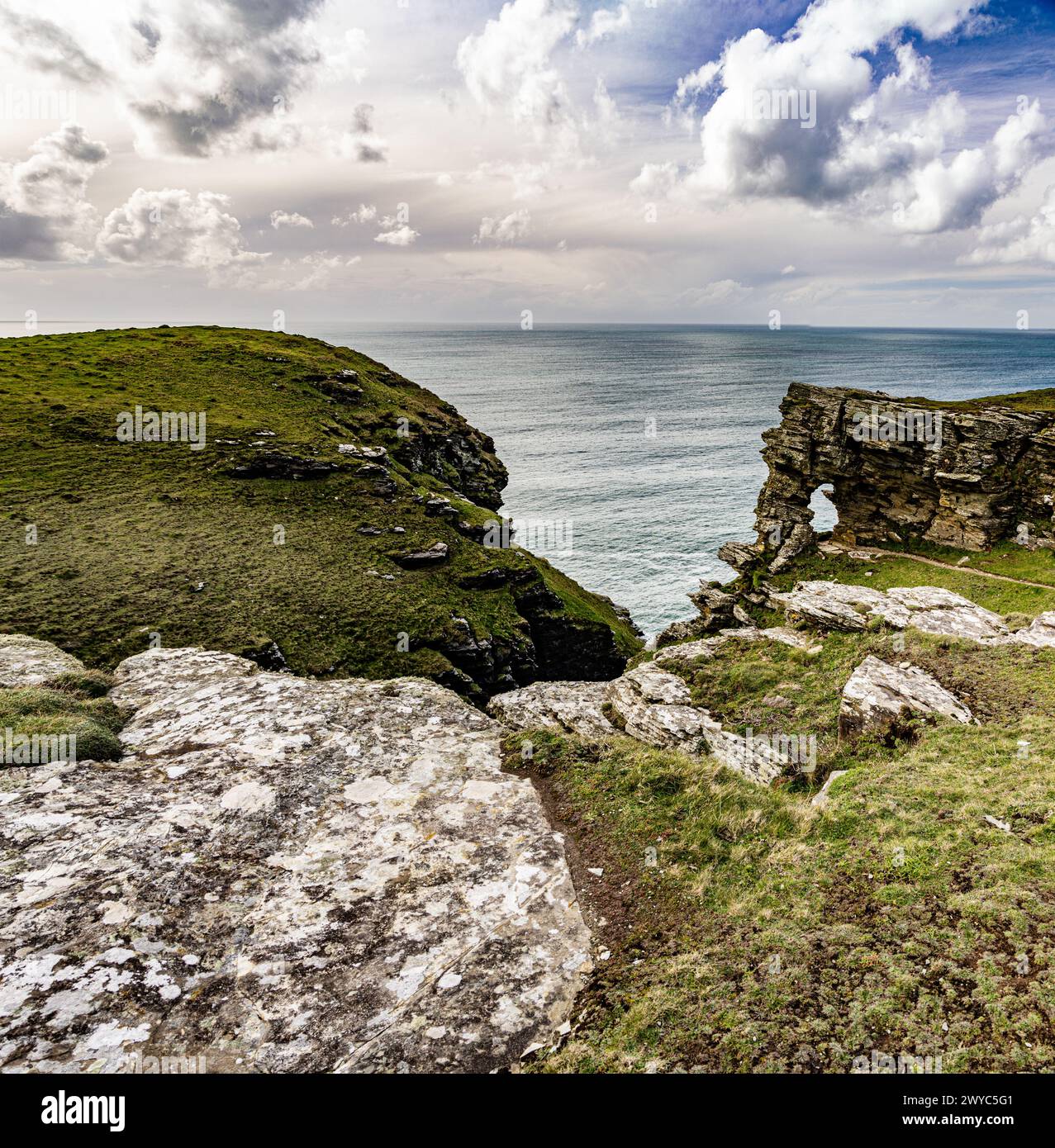 Views and landscape surrounding timtagel on the west cornwall coast ...