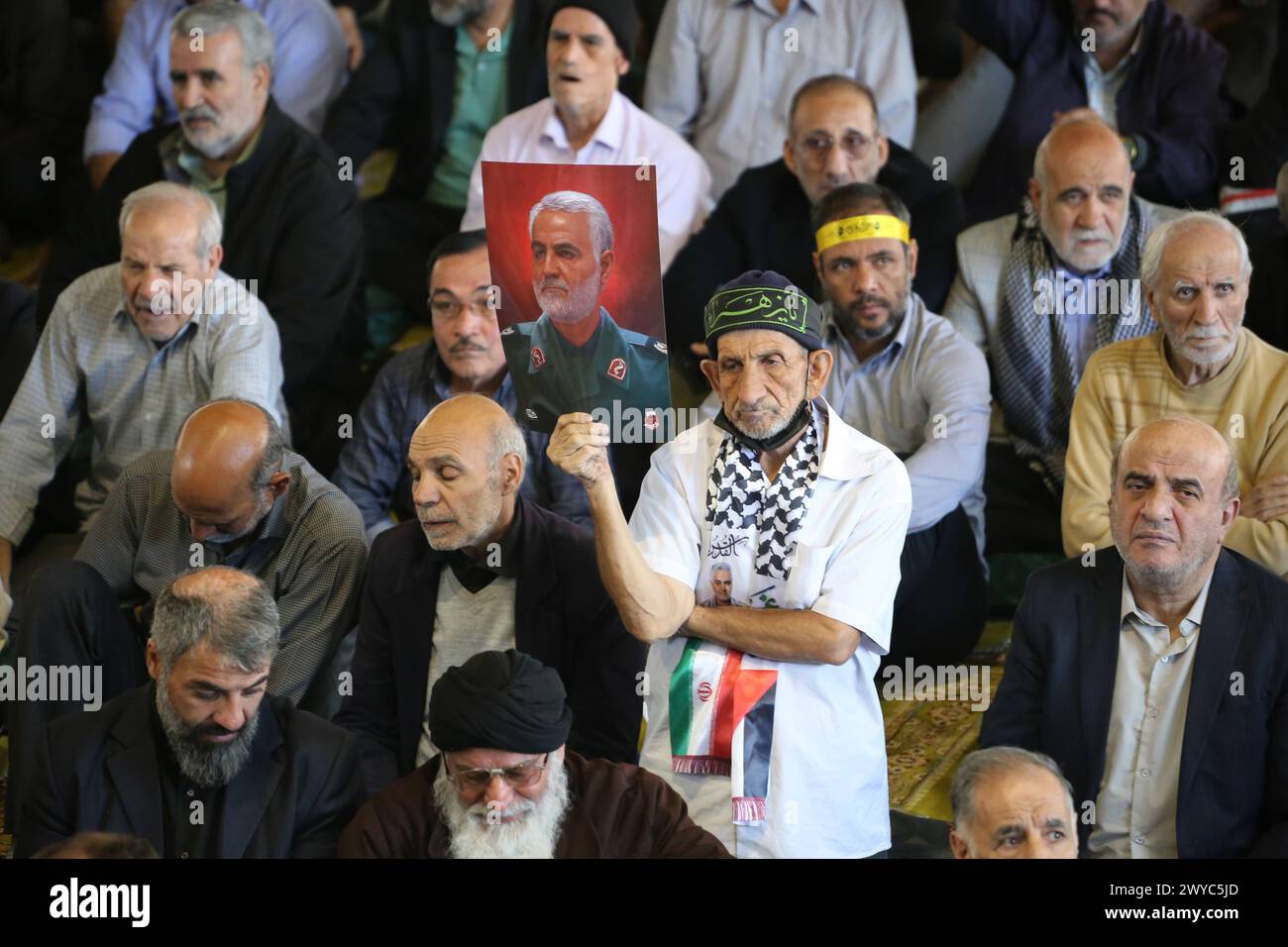 Tehran, Iran. 5th Apr, 2024. Iranian worshippers take part in the ...