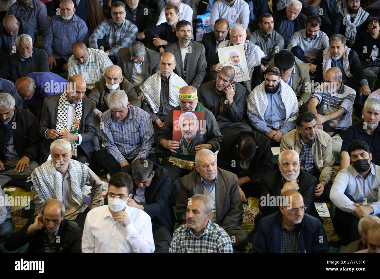 Tehran, Iran. 5th Apr, 2024. Iranian worshippers take part in the ...
