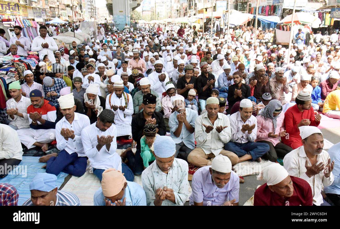PATNA, INDIA - APRIL 5: Muslim devotees offering last Friday Namaz in ...
