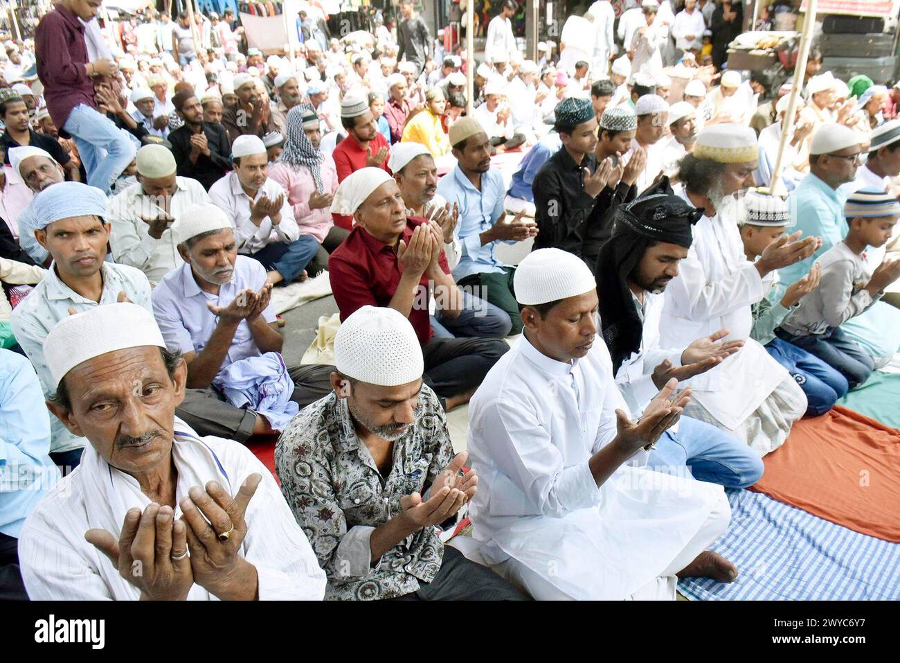 PATNA, INDIA - APRIL 5: Muslim devotees offering last Friday Namaz in ...