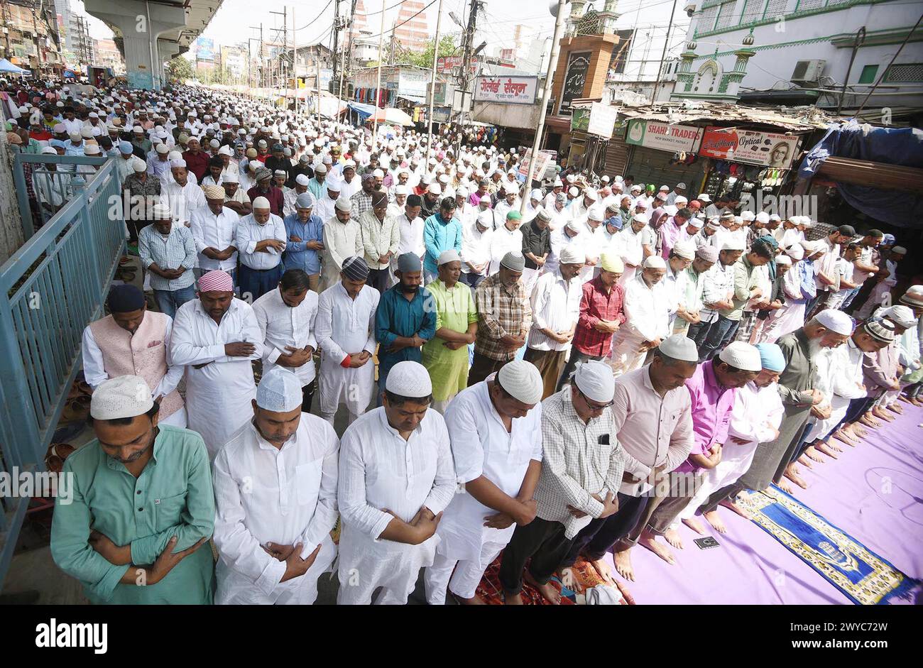 PATNA, INDIA - APRIL 5: Muslim devotees offering last Friday Namaz in ...