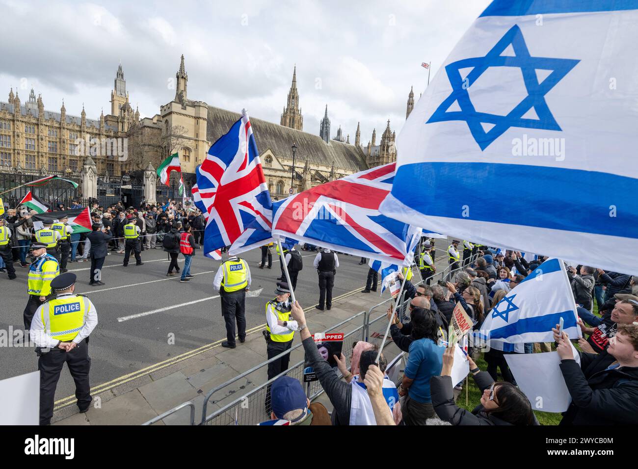 05/04/2024. London, UK Pro-Israeli protesters take part in a counter ...