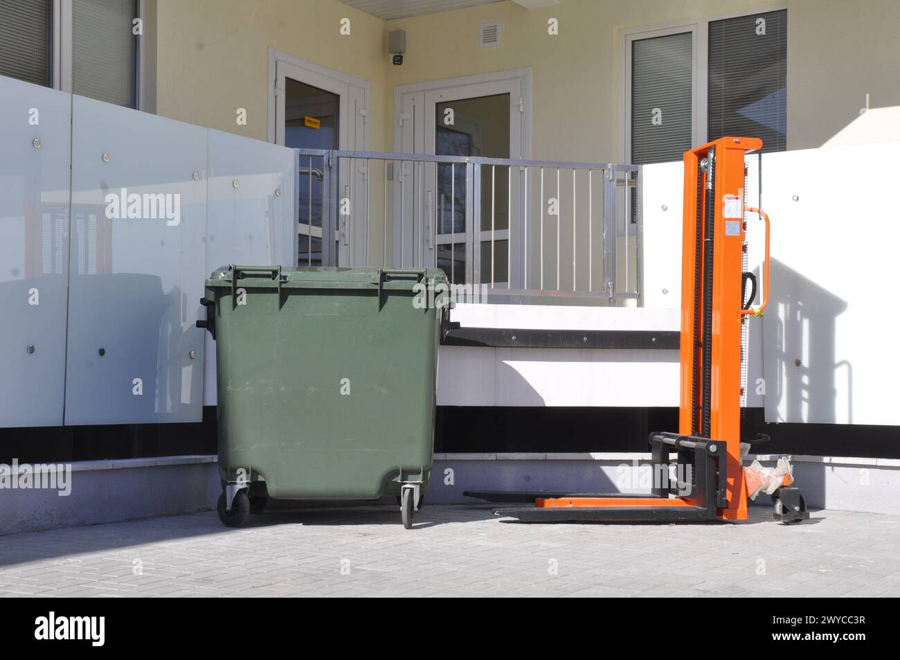 Specialized container for collecting garbage. Manual hydraulic trolley ...