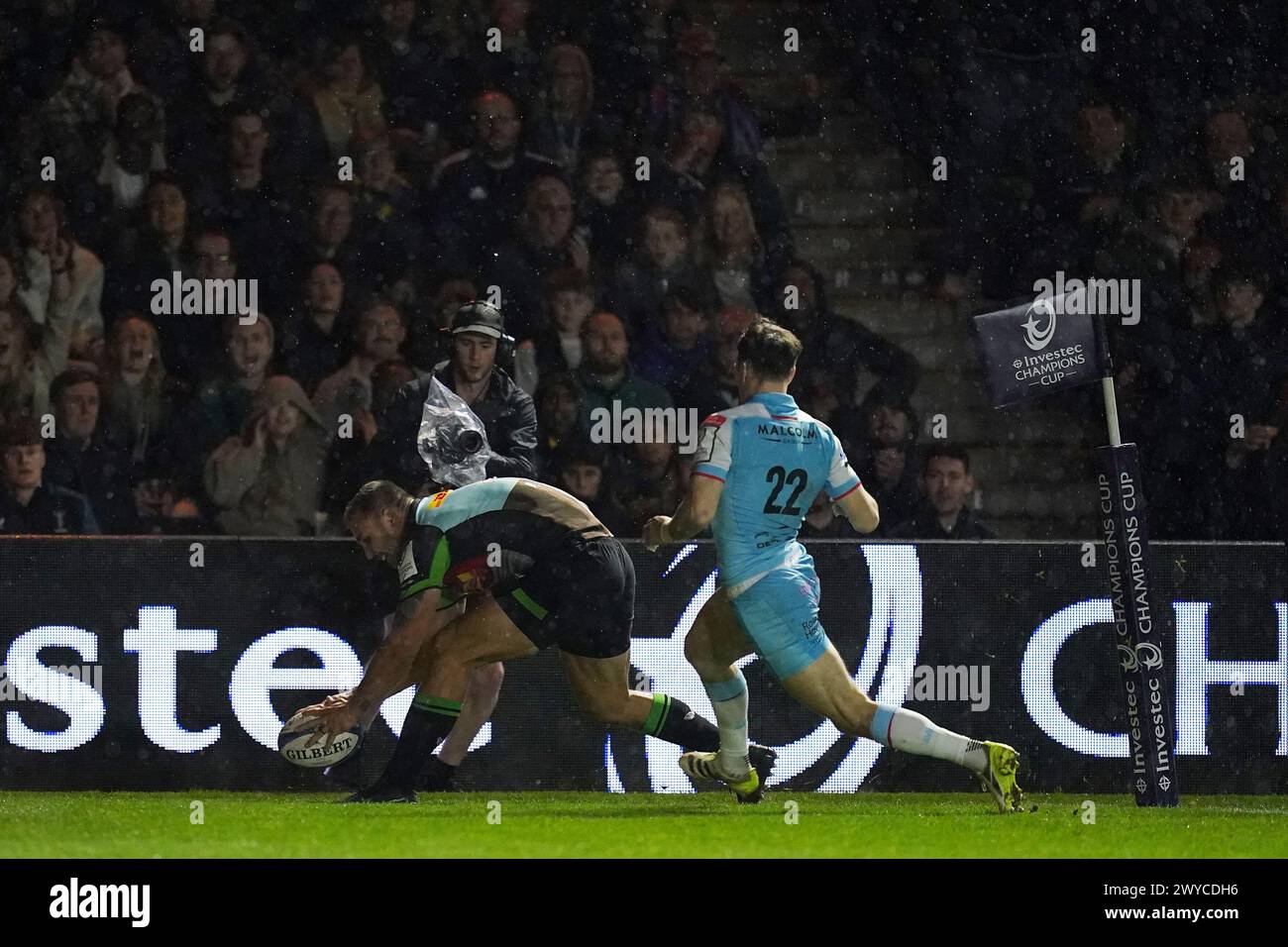 Harlequins' Andre Esterhuizen scores their side’s first try of the game ...