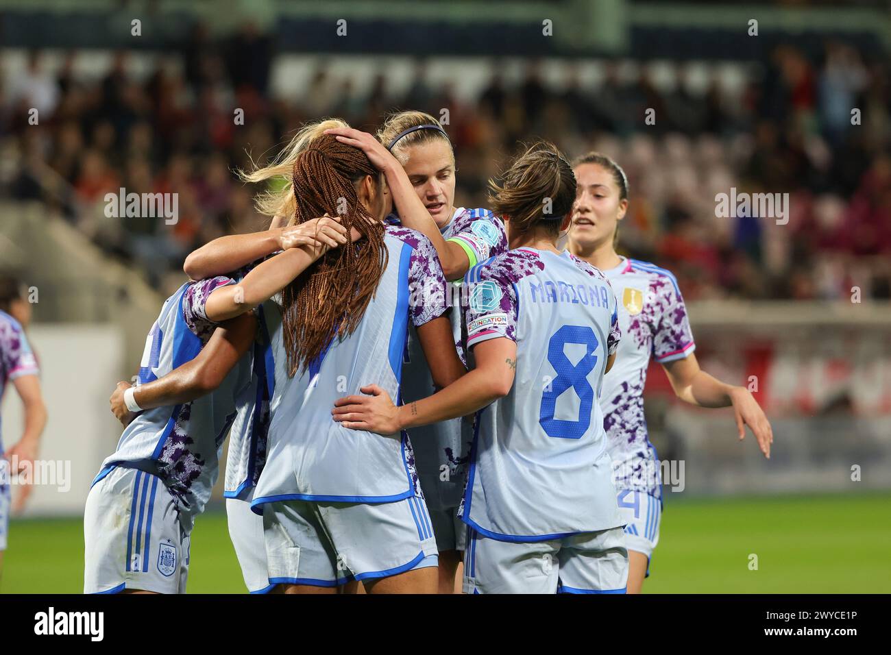 Spanish players celebrating the goal of Salma Paralluelo (7) of Spain ...