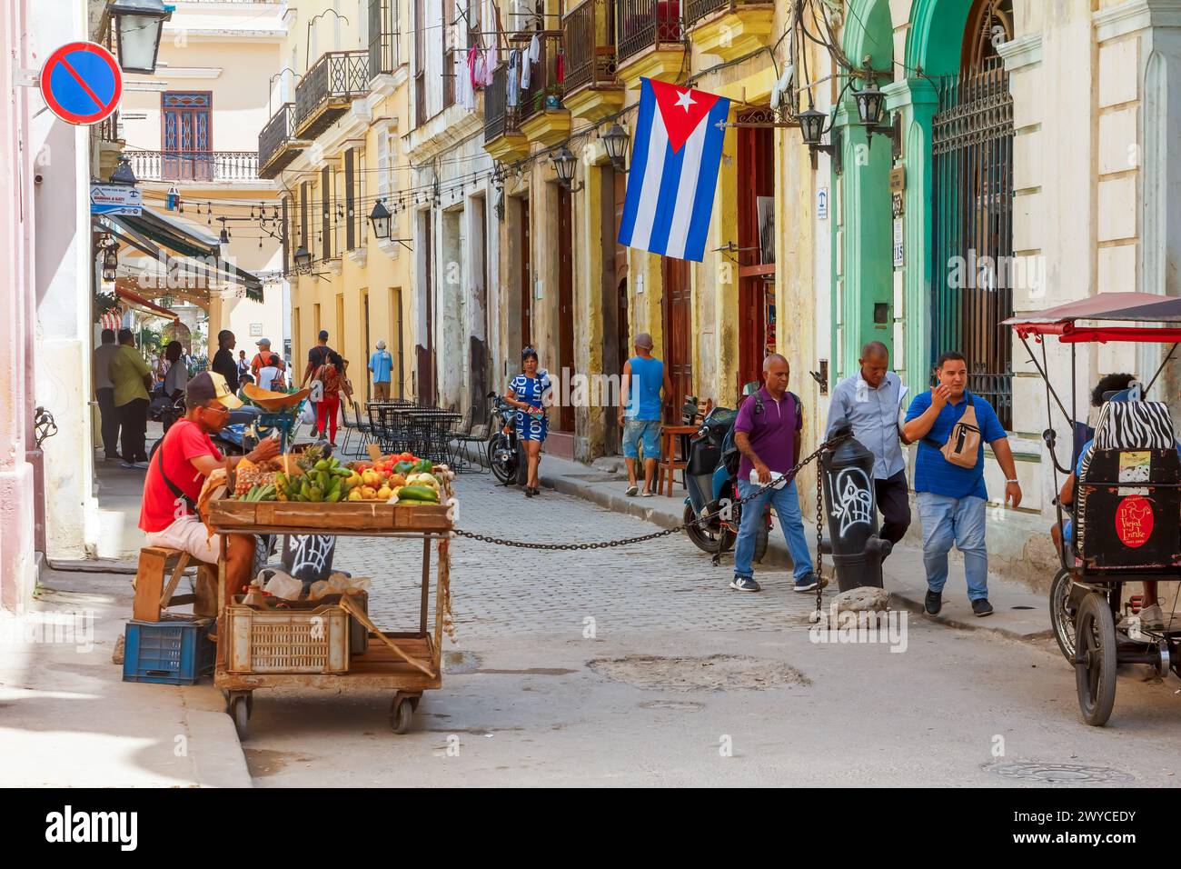 Cuban street life hi-res stock photography and images - Alamy