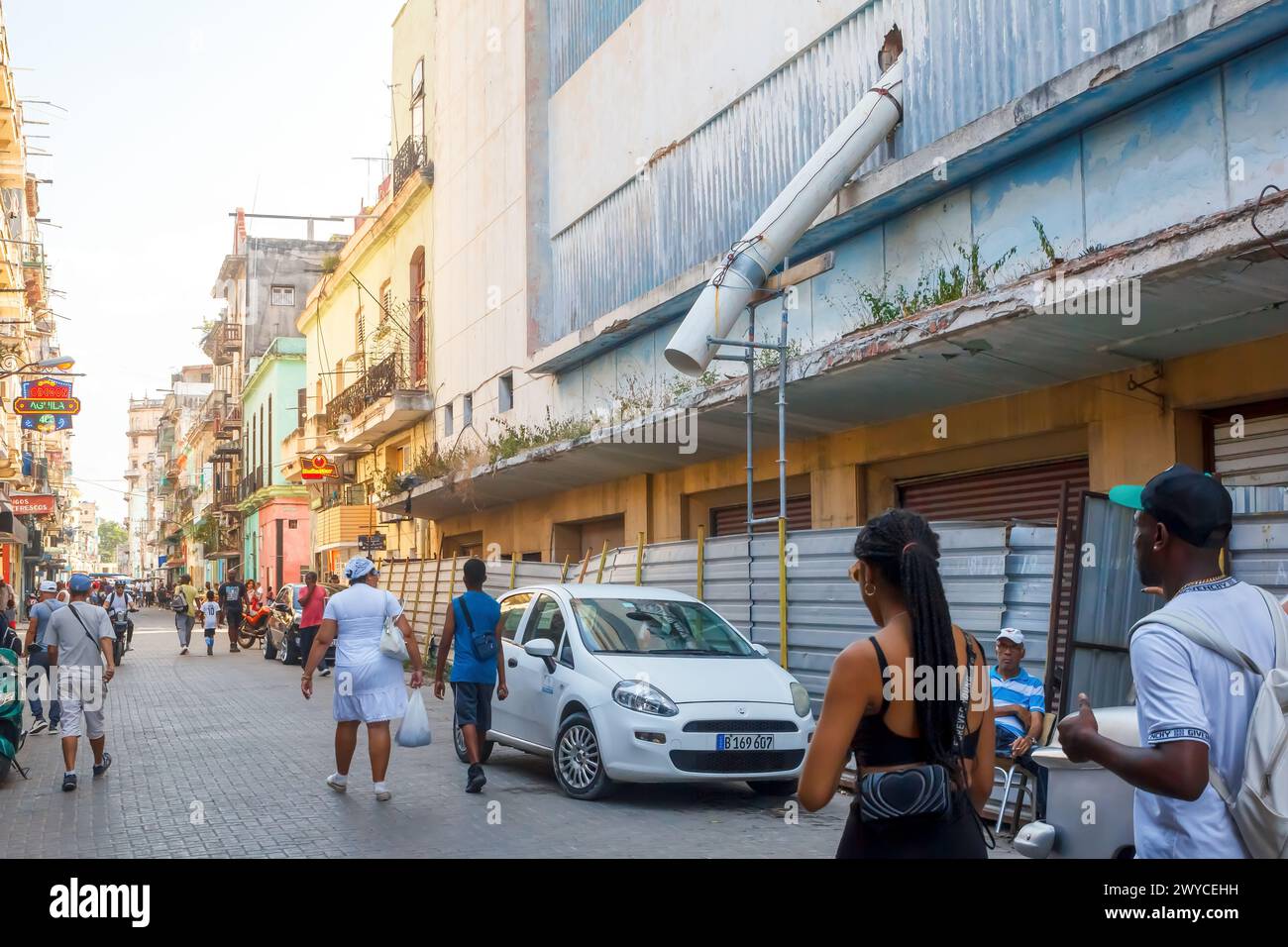 Cuban street life hi-res stock photography and images - Alamy
