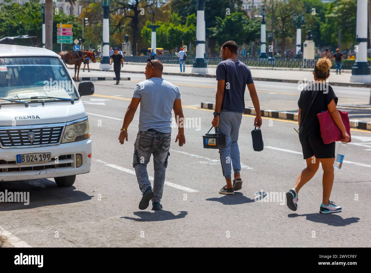 Cuban street life hi-res stock photography and images - Alamy