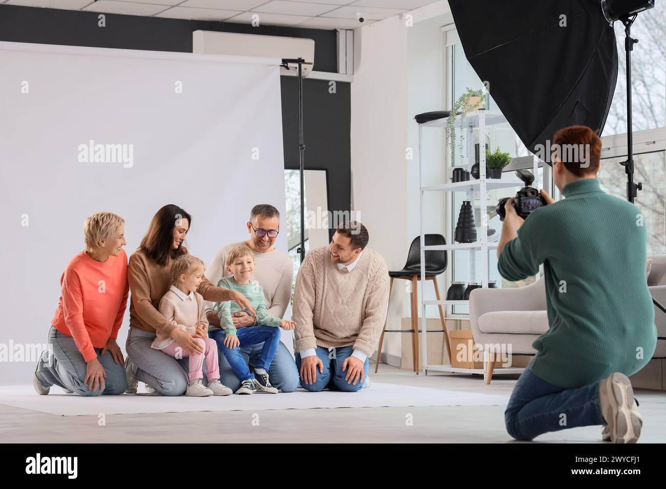 Big family photo shoot hi-res stock photography and images - Alamy