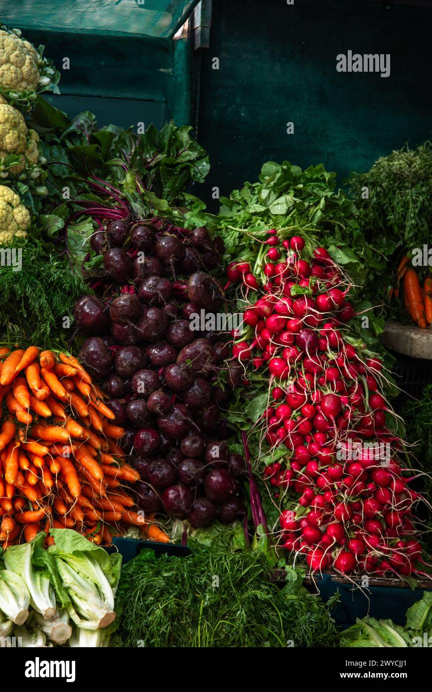 Farmer vegetable seller counter hi-res stock photography and images - Alamy