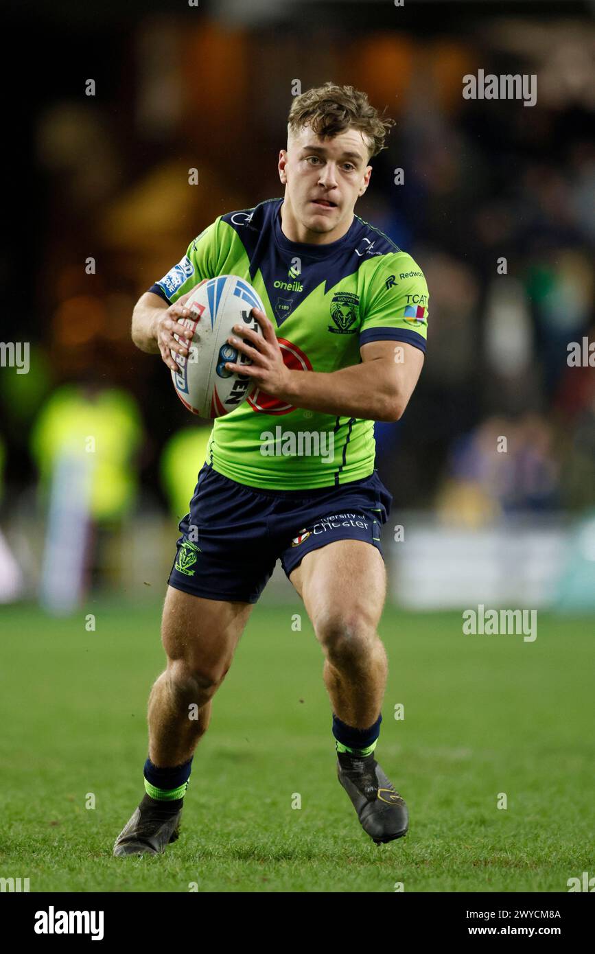 Warrington Wolves Leon Hayes on the ball during the Betfred Super ...