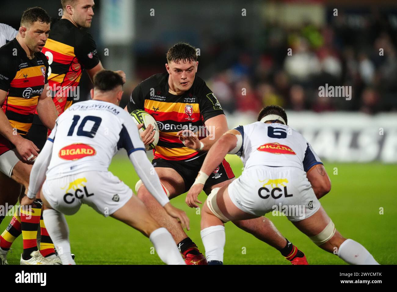 Gloucester's Freddie Thomas (centre) in action against Castres ...