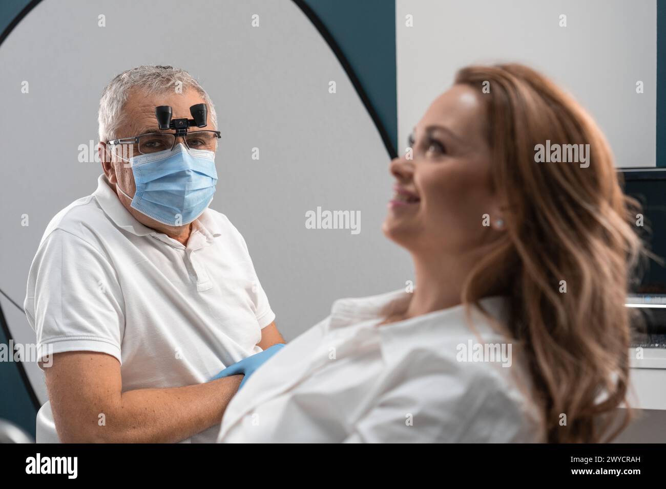 Dentist indicates hi-res stock photography and images - Alamy