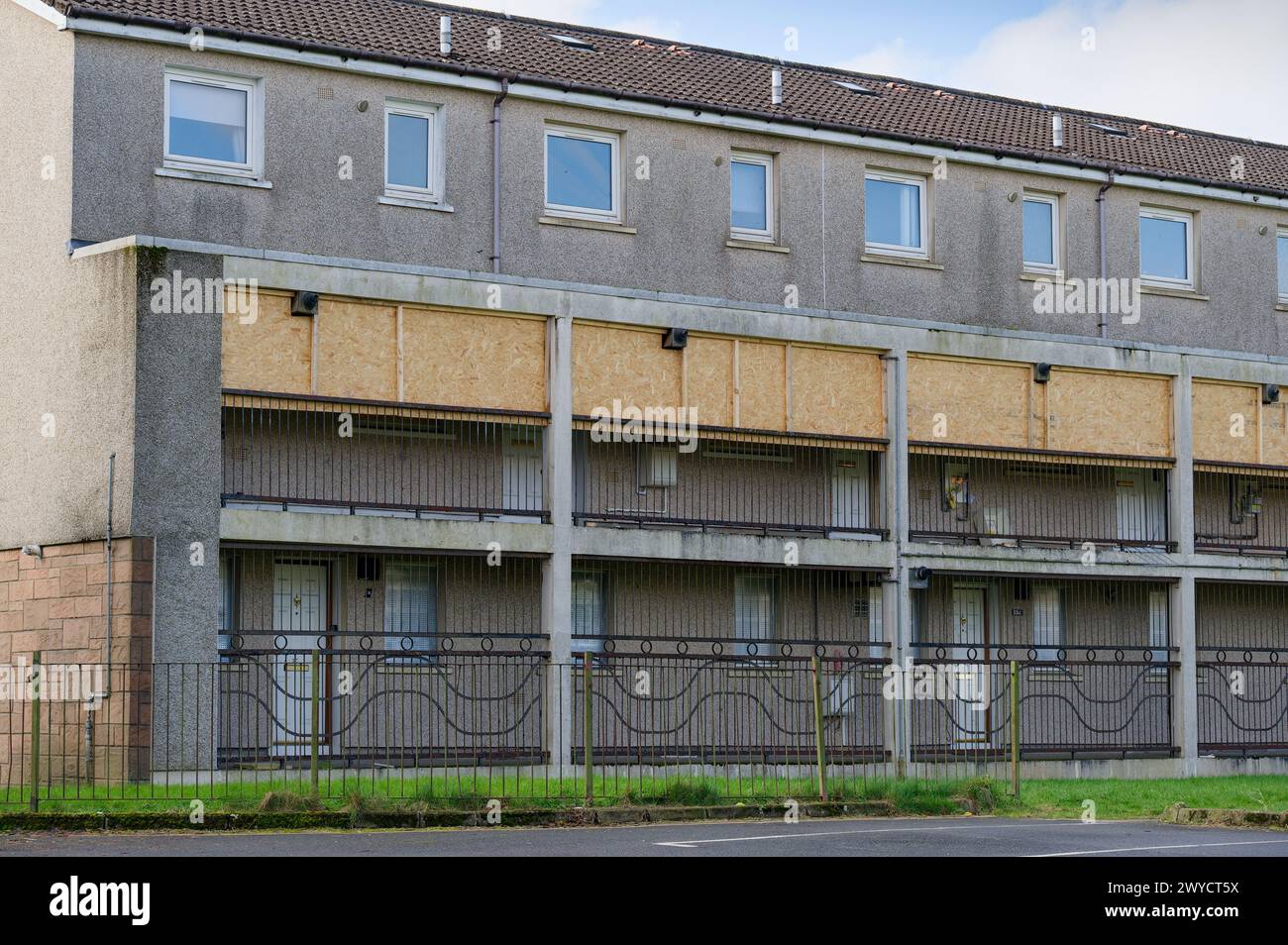 Council flats in poor housing estate left abandoned in Glasgow Stock ...