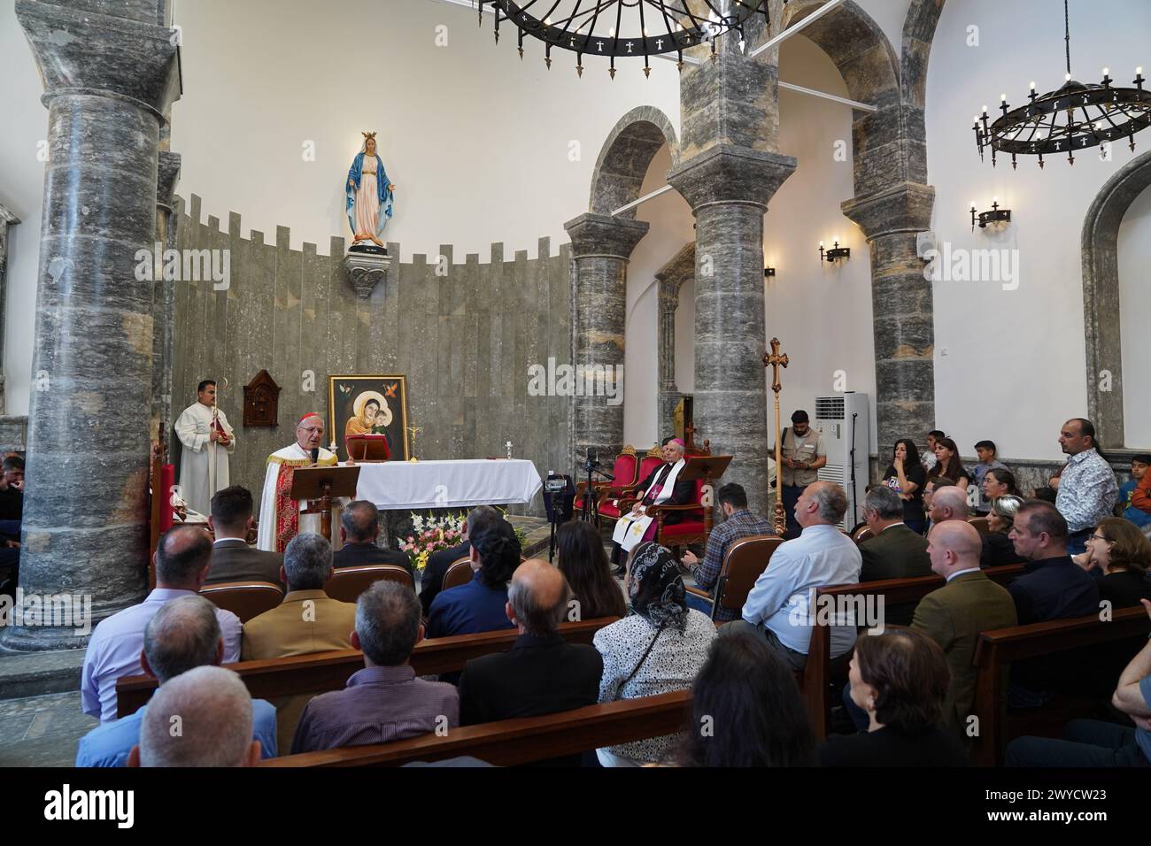Mosul, Iraq. 05th Apr, 2024. Iraqi Christians worshippers attend the ...