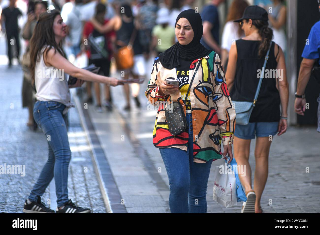 Niqab woman street hi-res stock photography and images - Alamy