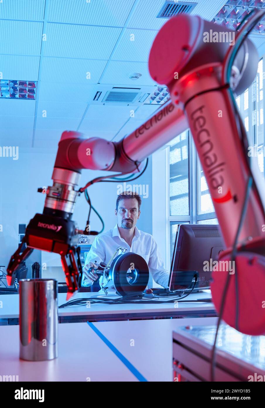 Robot composed of two pieces, a robotic arm, motorized by a clamp to ...