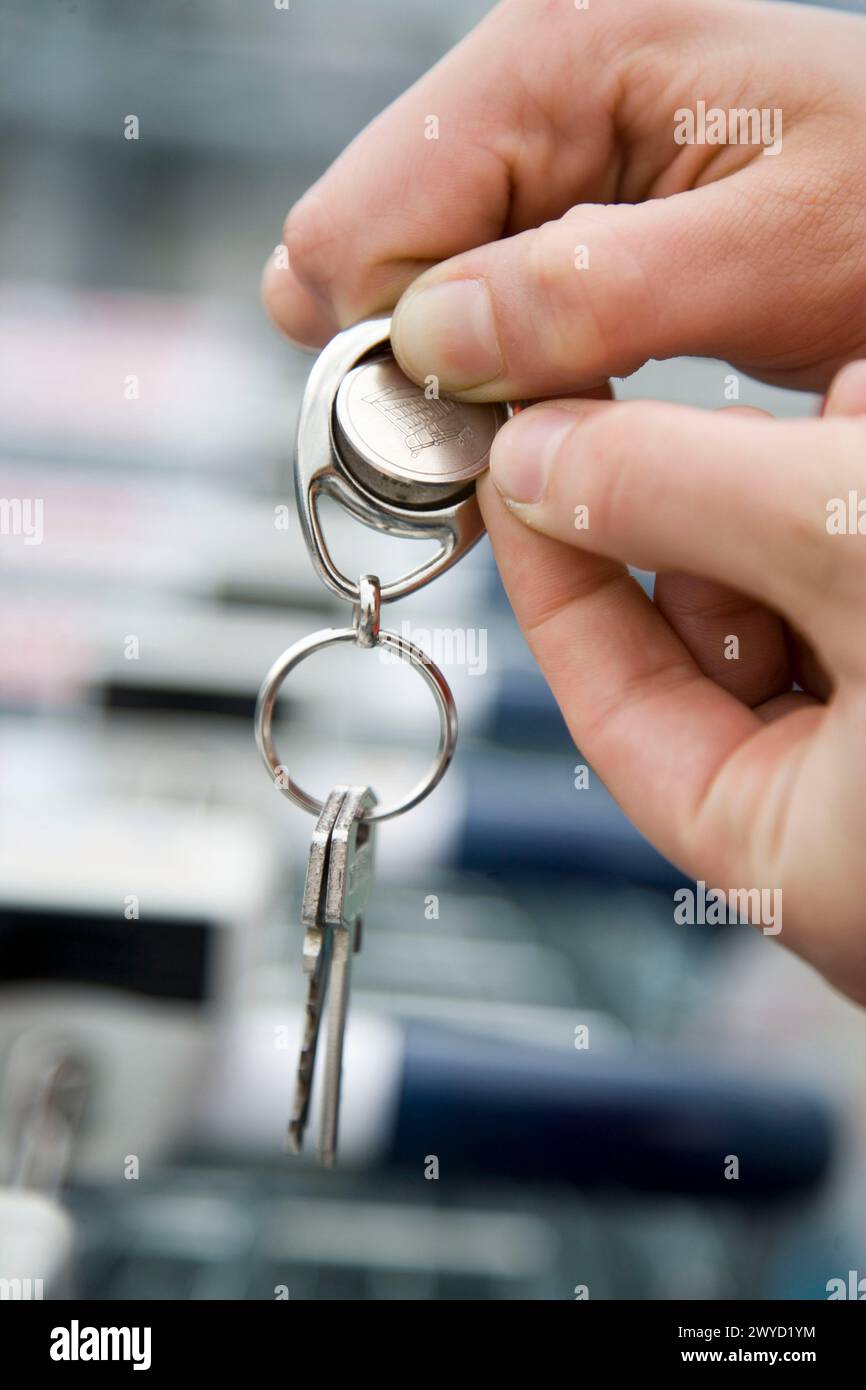 Key ring with coin for shopping cart Stock Photo - Alamy