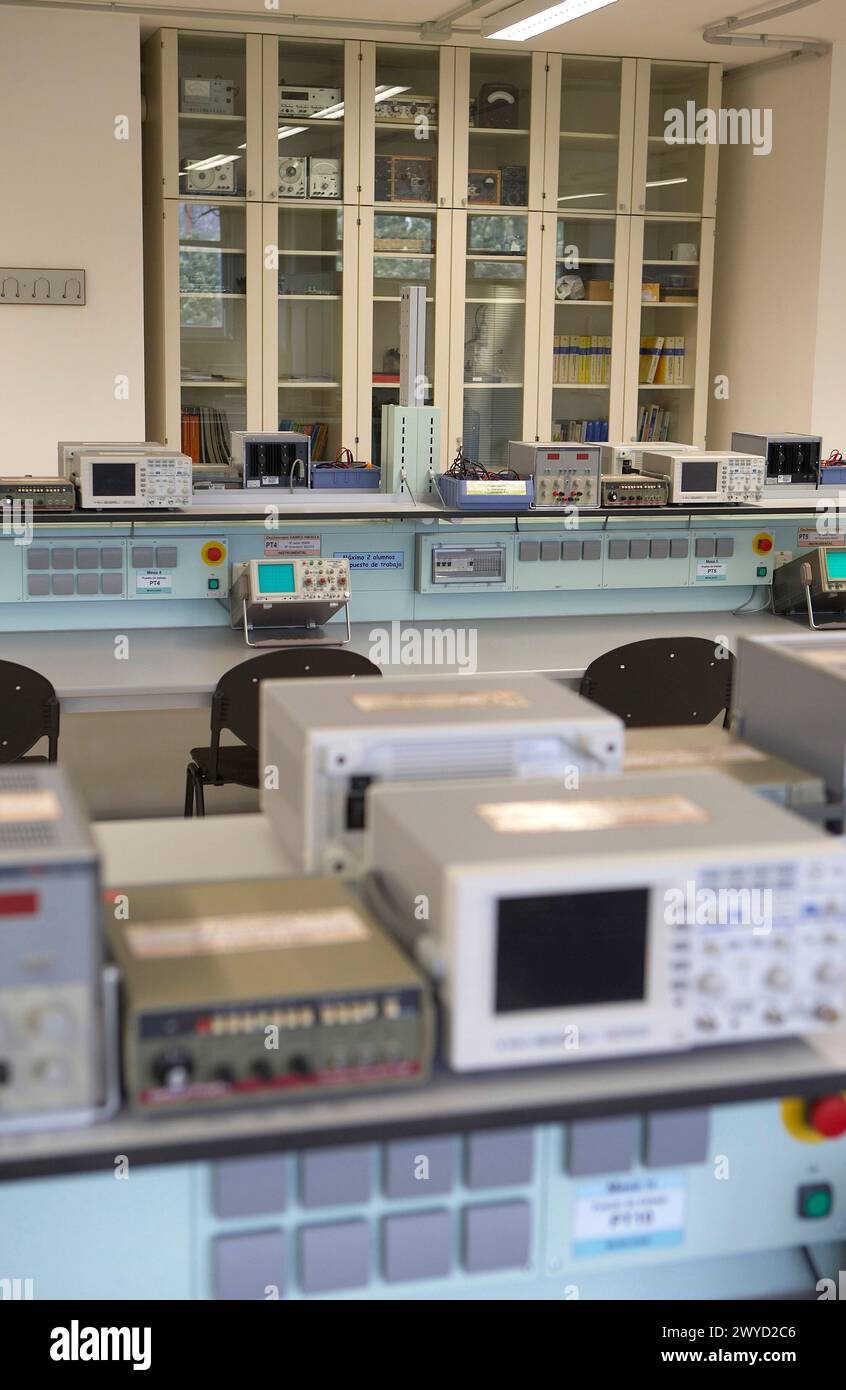 Analog electronics laboratory hi-res stock photography and images - Alamy