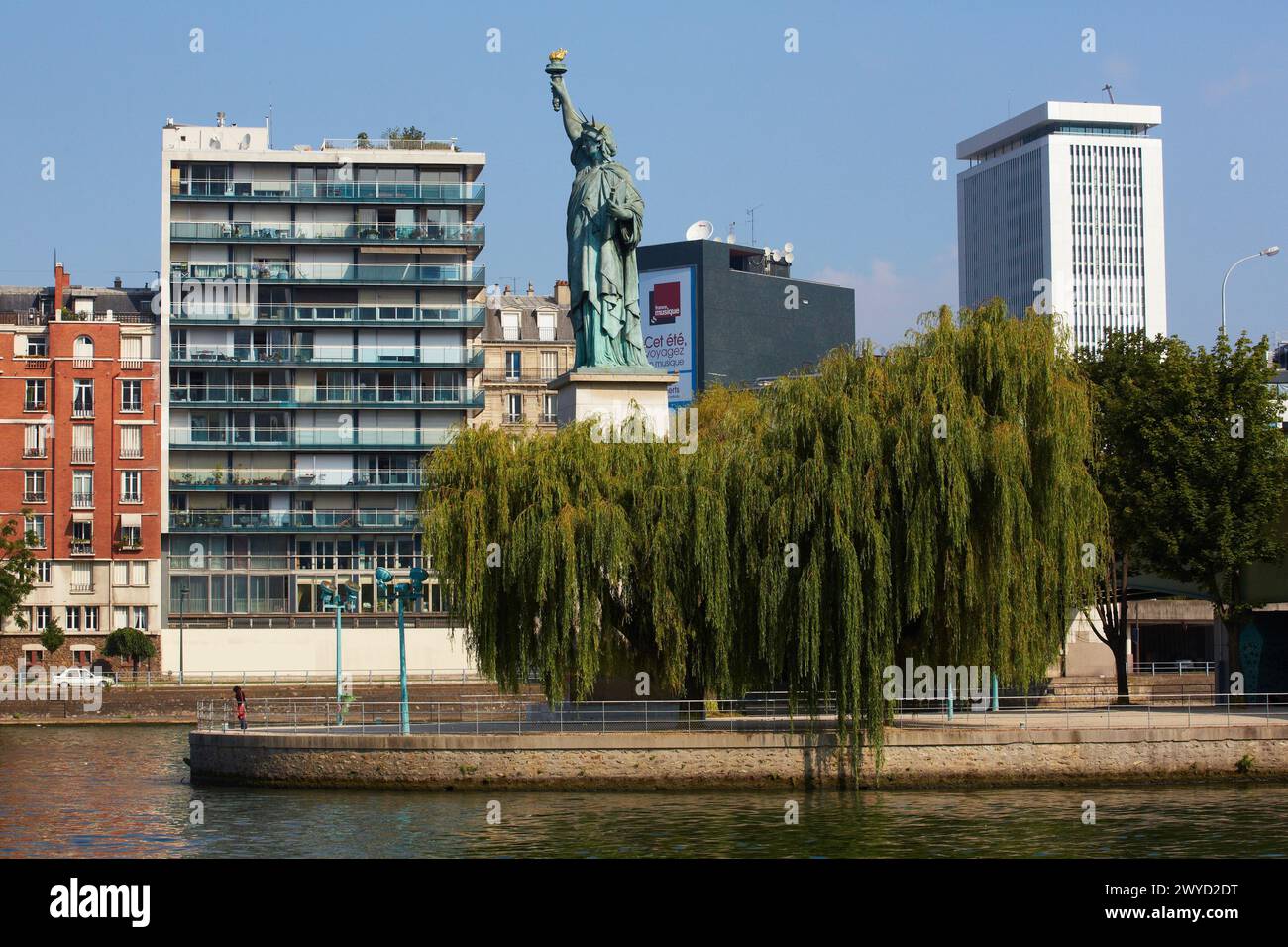 Ile aux Cygnes. Statue of Liberty. Seine river. Paris. France Stock ...