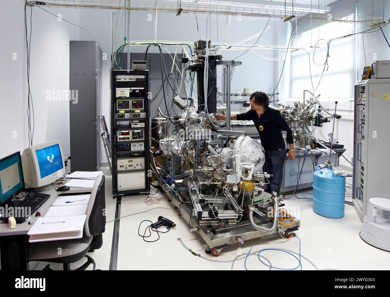 Ultra high vacuum chamber hi-res stock photography and images - Alamy