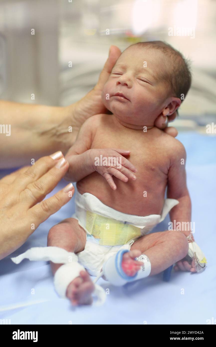 Baby icu nurse hands hi-res stock photography and images - Alamy