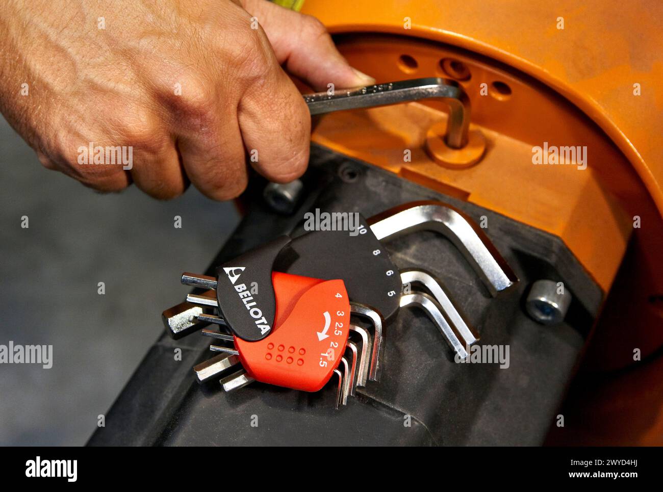 Using allen key hi-res stock photography and images - Alamy