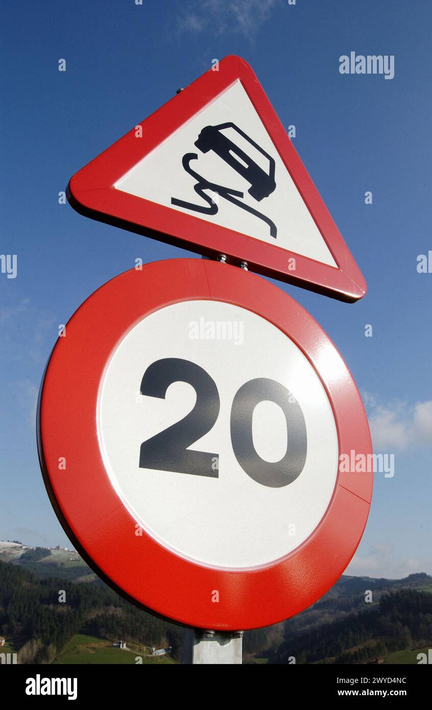 20 km h speed limit sign hi-res stock photography and images - Alamy