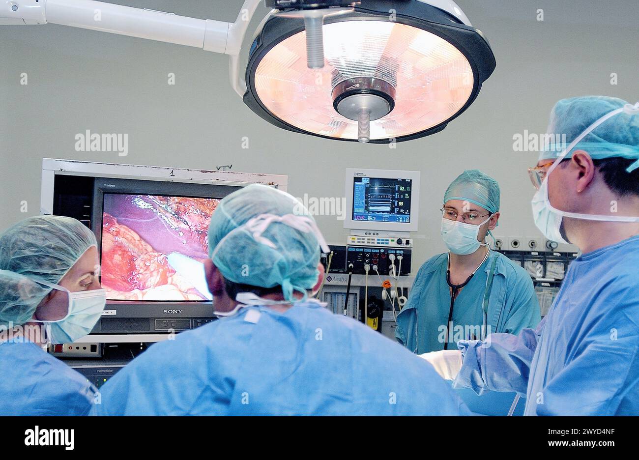 Surgeons at laparoscopy operating room of hospital Stock Photo - Alamy