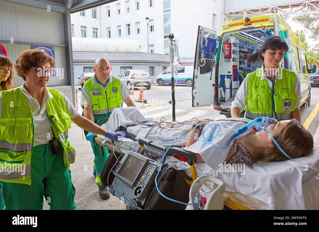 Patient transfer stretcher, Medicalized ambulance, Emergency room ...