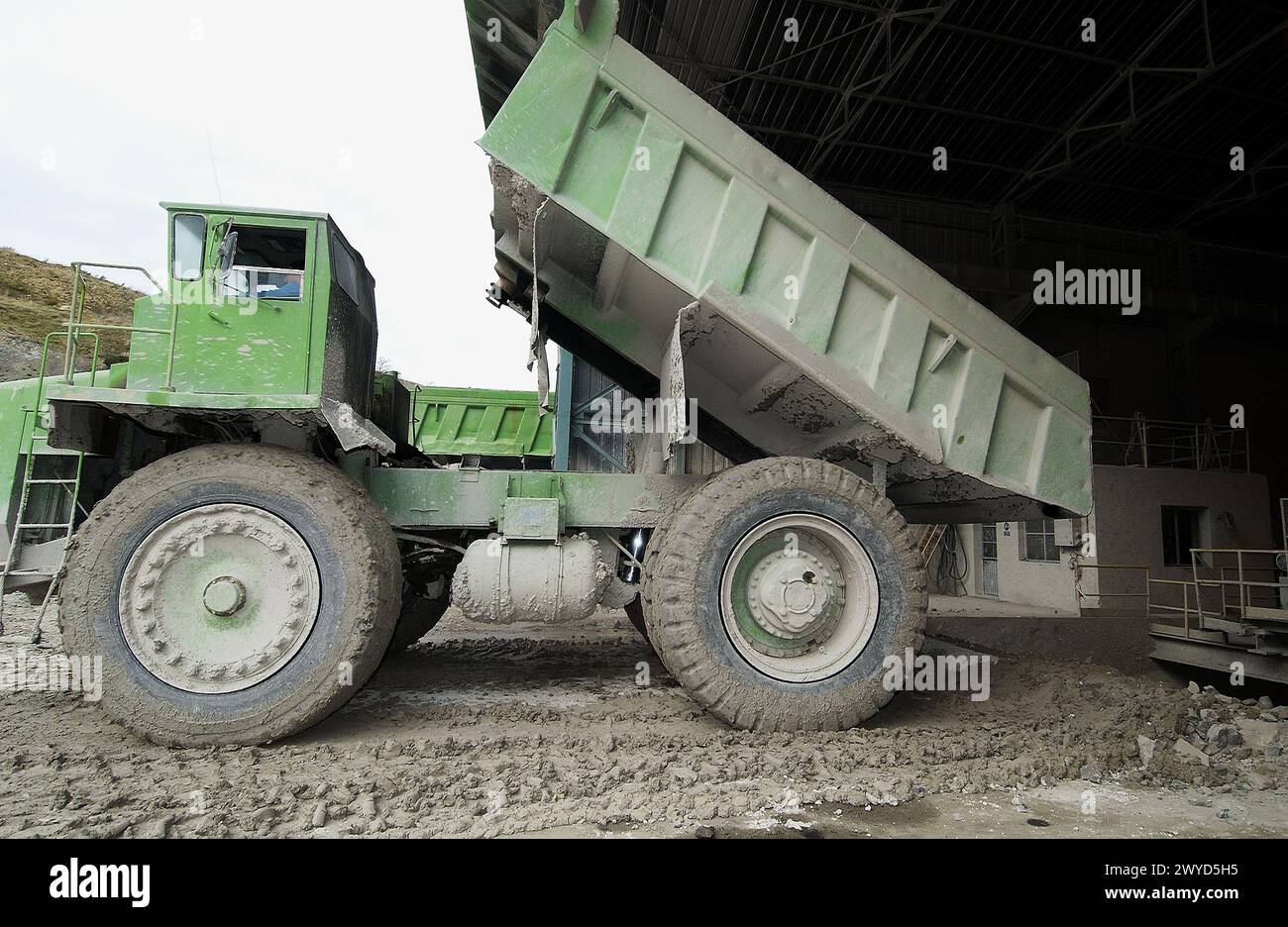 Unload unloading lorry lorries truck trucks hi-res stock photography ...