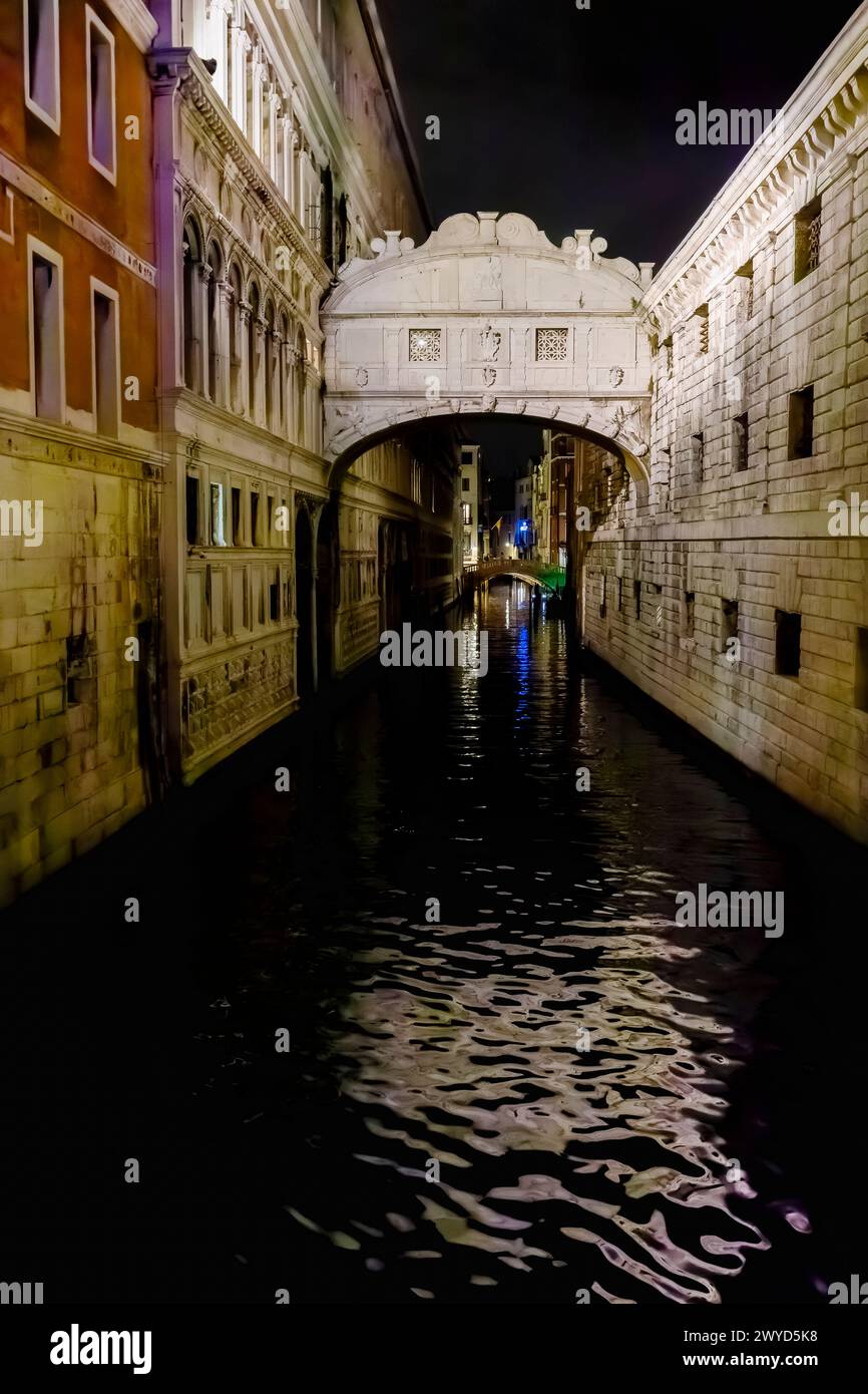 Architecture: the iconic historic building: the stone Bridge of Sighs ...