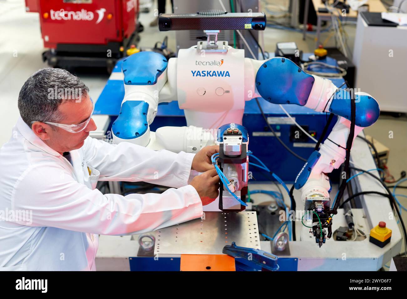 Robot perception systems in controlled industrial environments hi-res stock photography and ...