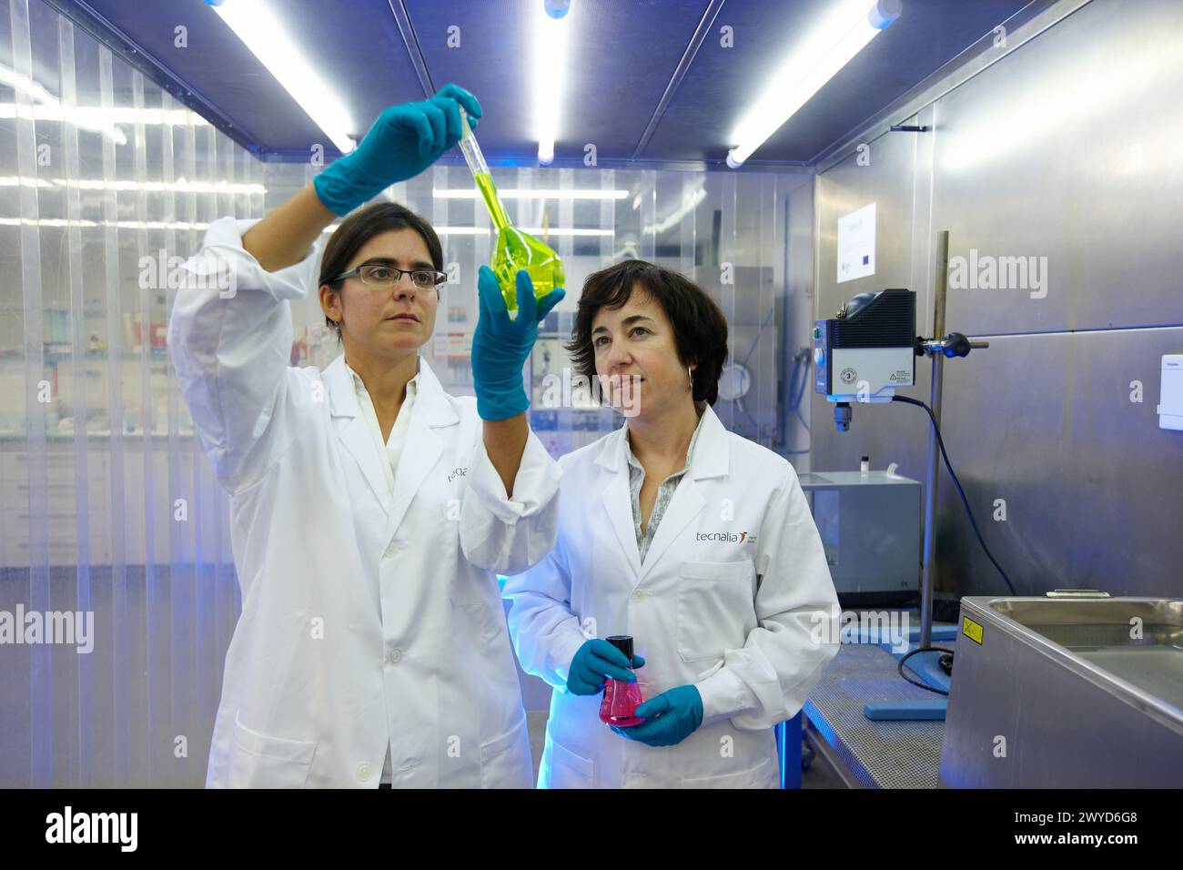 Laminar flow cabinets hi-res stock photography and images - Alamy