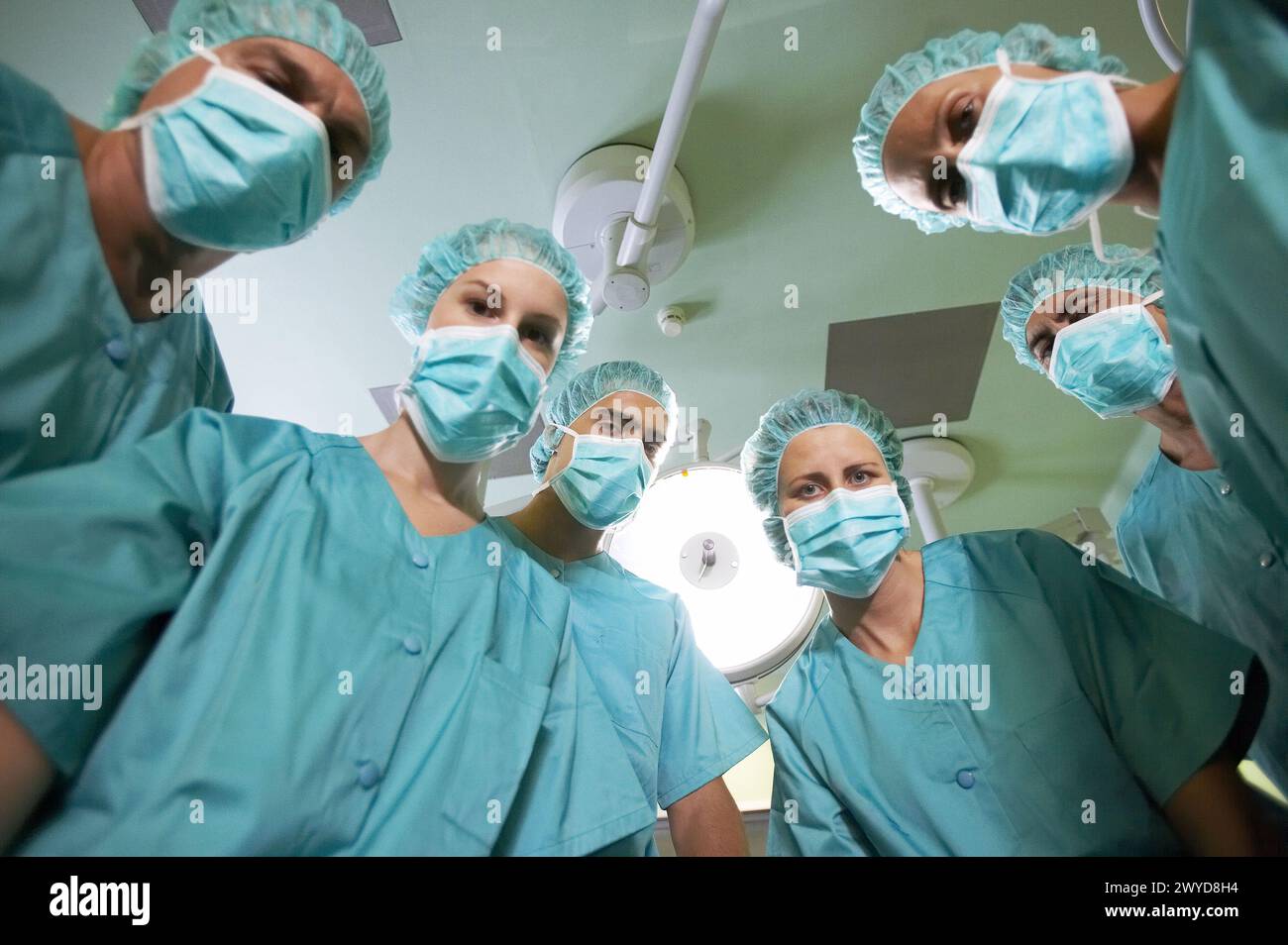 Surgeons operating human eye hi-res stock photography and images - Alamy