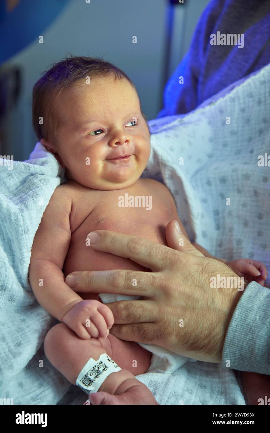 Hospitalized baby, Neonatal pediatrics, Medical care, Neonate Intensive ...