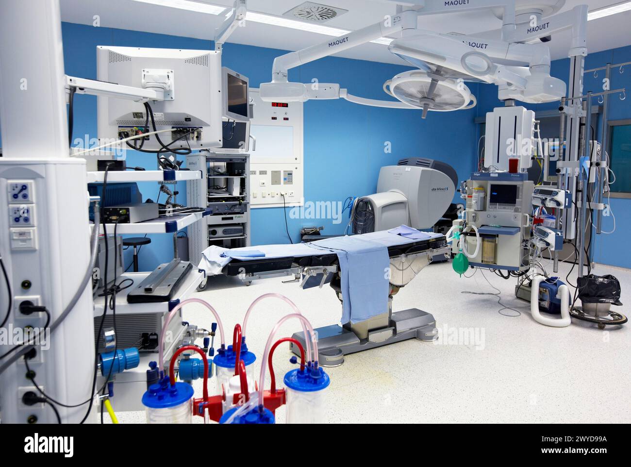 Robot da vinci urology hi-res stock photography and images - Alamy