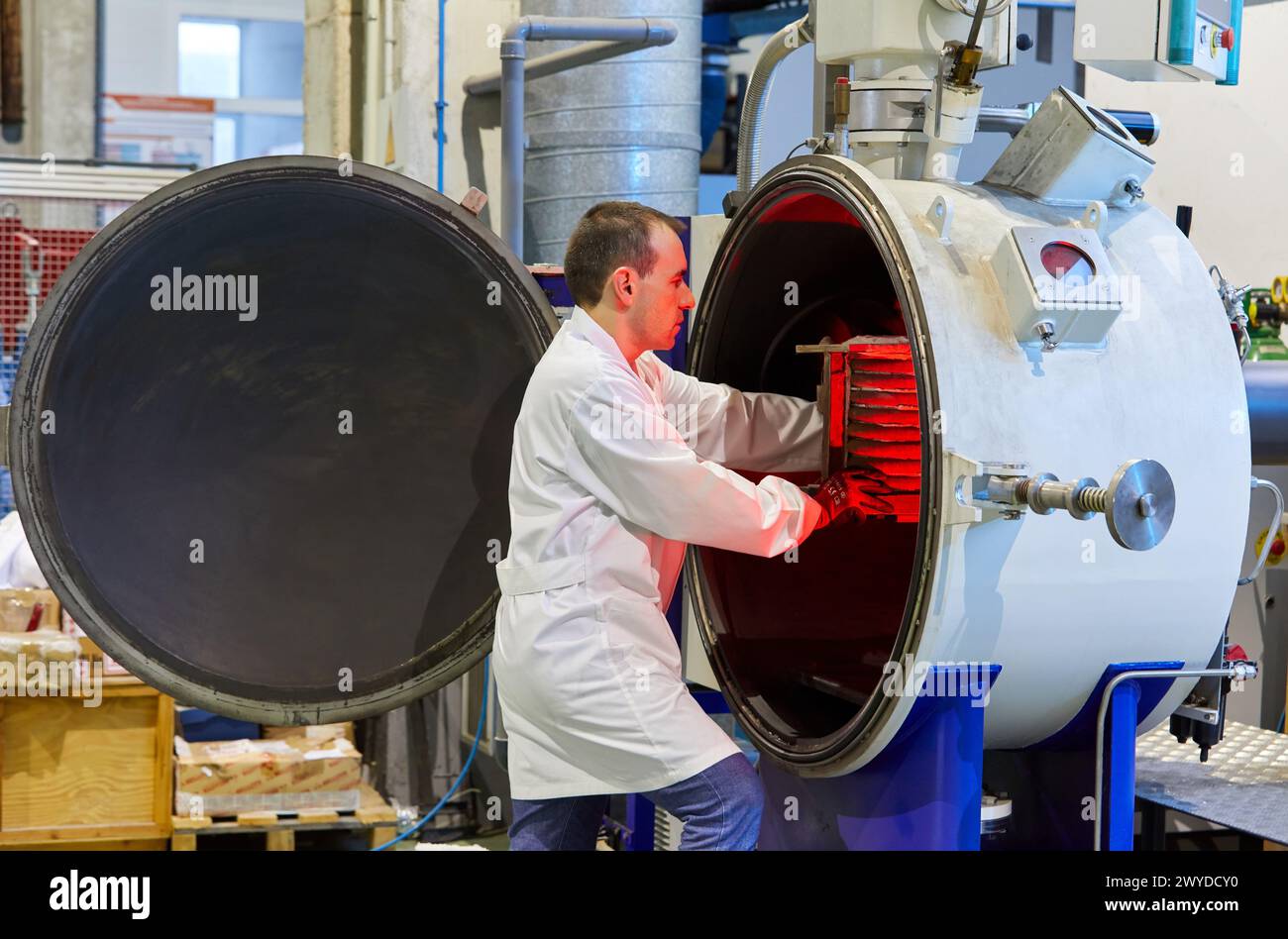 Melting and vacuum casting furnace hi-res stock photography and images ...