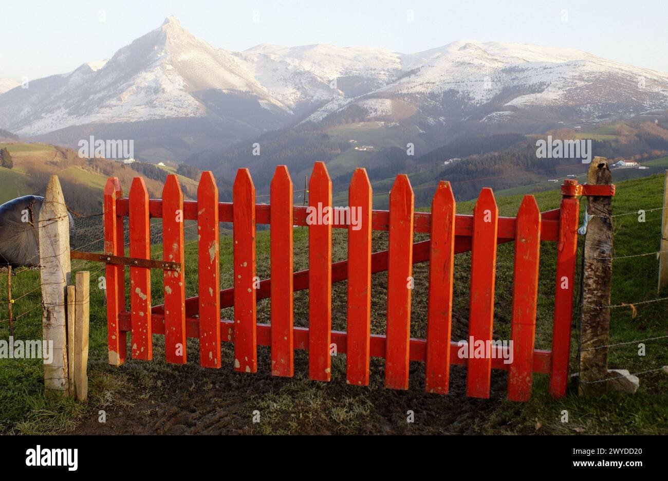 Txindoki mountain aralar mountain range hi-res stock photography and ...