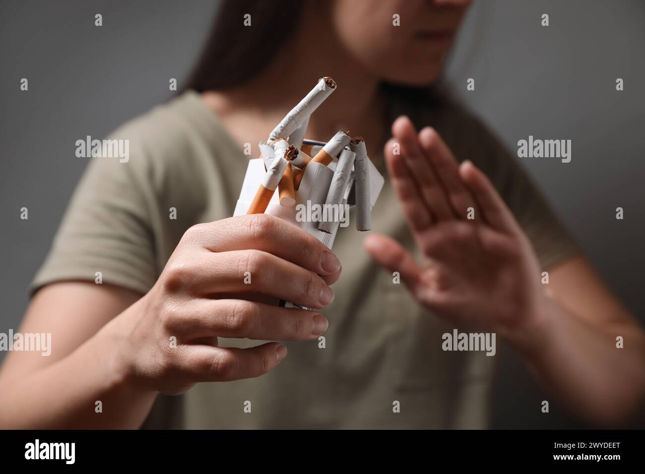 Hand holding pack of cigarettes hi-res stock photography and images - Alamy