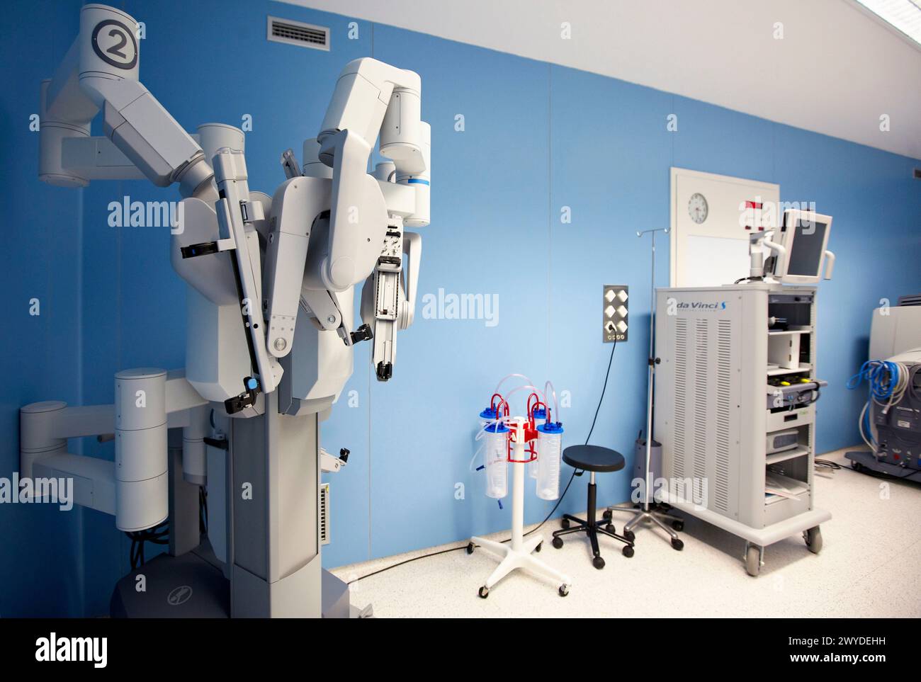 Operating room, prostate cancer robotic surgery, Da Vinci surgical ...